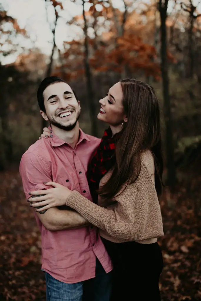 20 signs that he likes you and that scares him - Live the glory